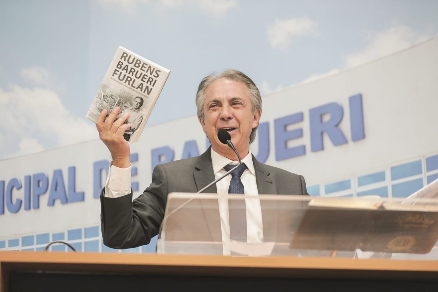 Rubens Furlan, prefeito de Barueri, lança projeto que retrata a cidade ...
